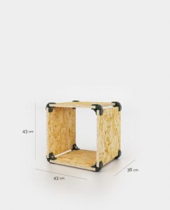 Cube pouf en OSB modulaire, démontable et combinable en cubes de rangement.