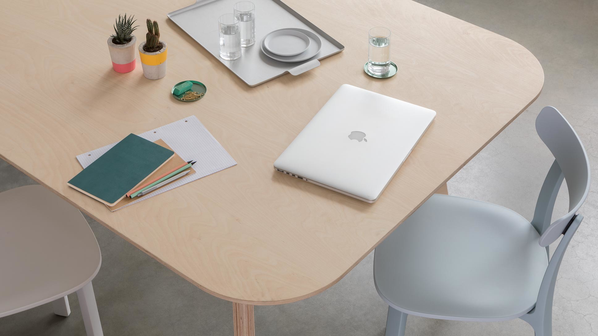 Une table de cantine qui a sa place dans votre salle de réunion.